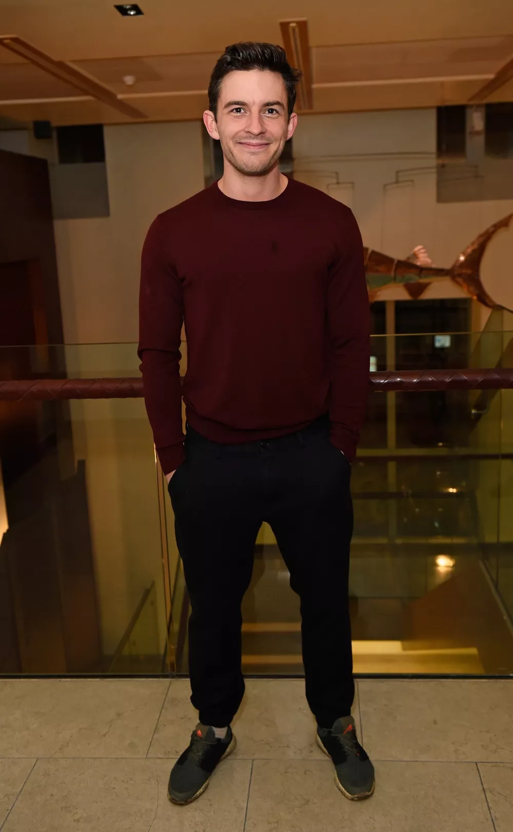 Jonathan Baily | 5 facts που αξίζει να γνωρίζετε για τον ηθοποιό της ...