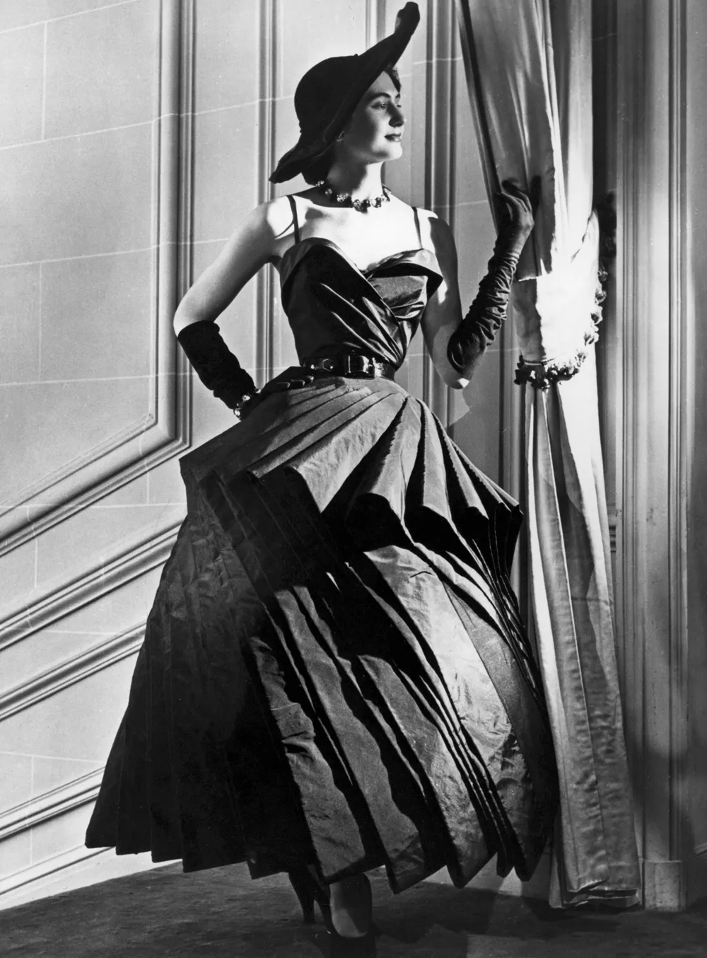 Christian Dior | 15 iconic looks του σχεδιαστή που αναβίωσε τη γαλλική ...