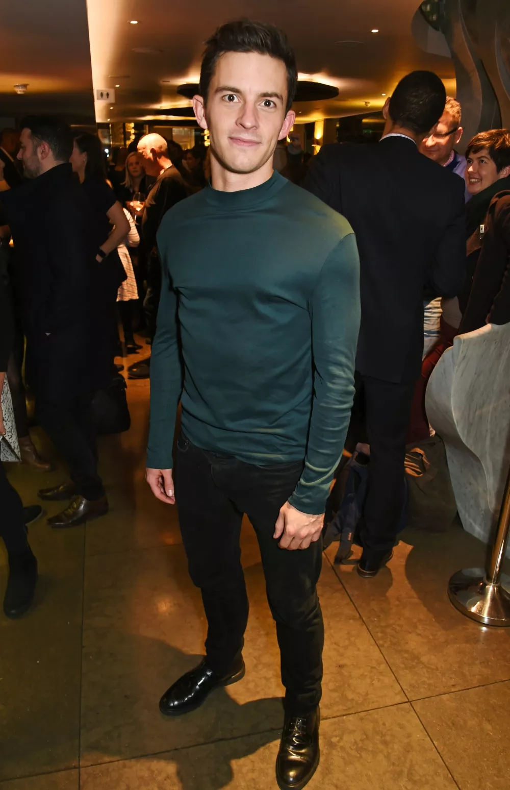 Jonathan Baily | 5 facts που αξίζει να γνωρίζετε για τον ηθοποιό της ...