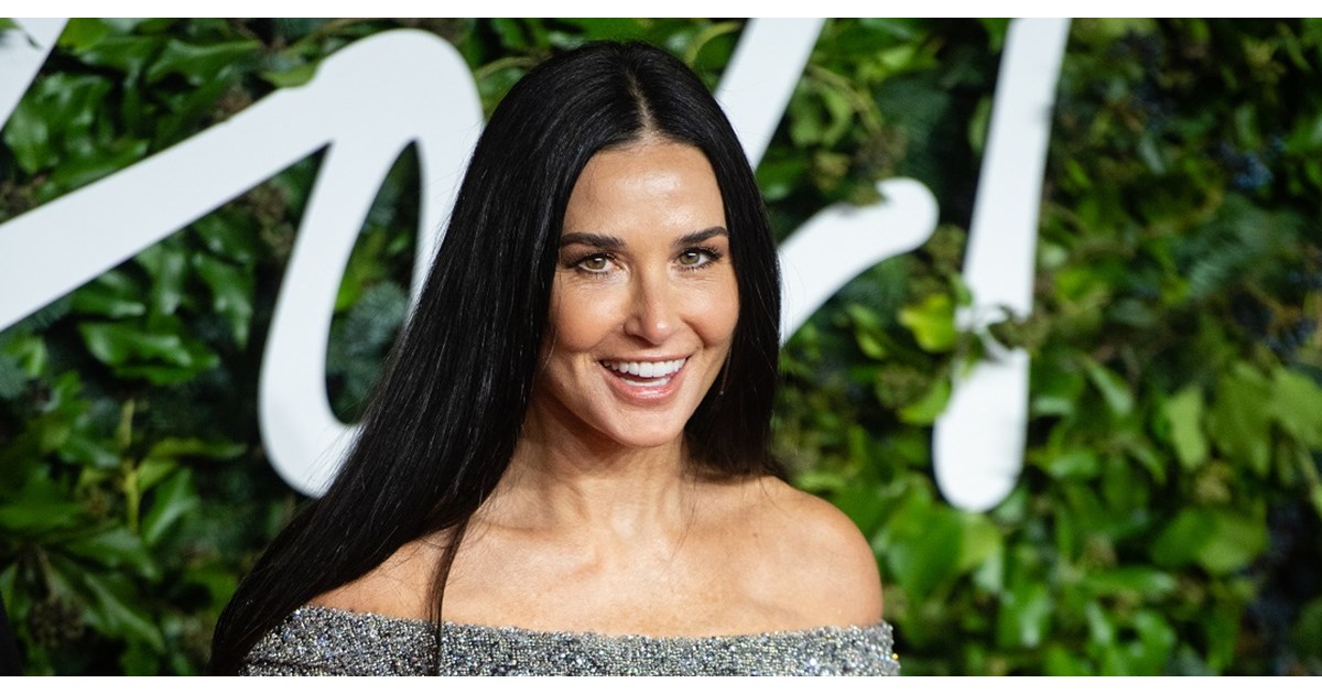 Demi Moore | Η 60χρονη ηθοποιός ποζάρει με λεοπάρ μπικίνι κάτω από τον ήλιο