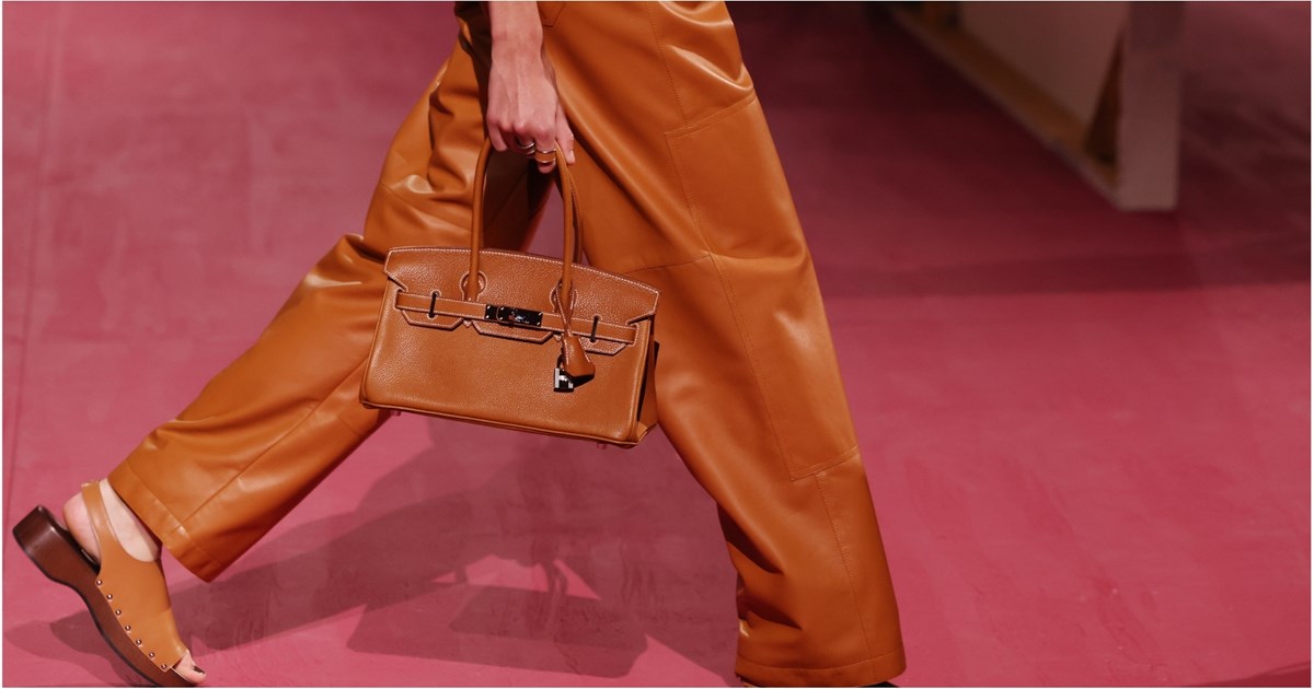 H τάση των East-West Bags στη μόδα του 2025