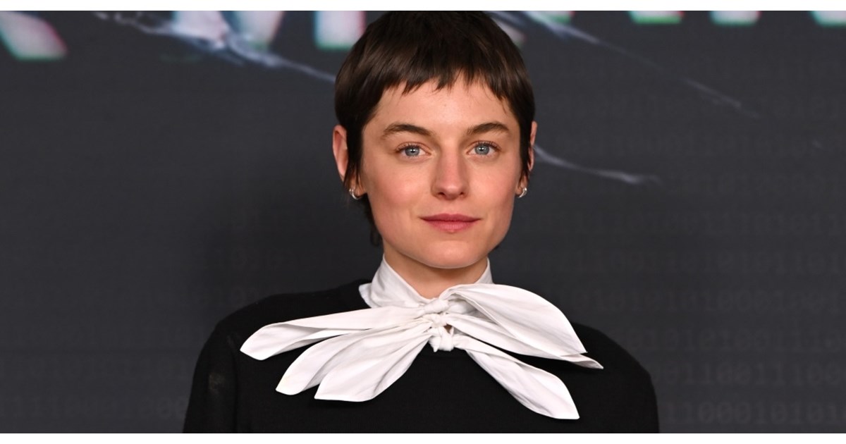 Emma Corrin | Η fashionable εμφάνιση στην πρεμιέρα του νέου κύκλου του ...