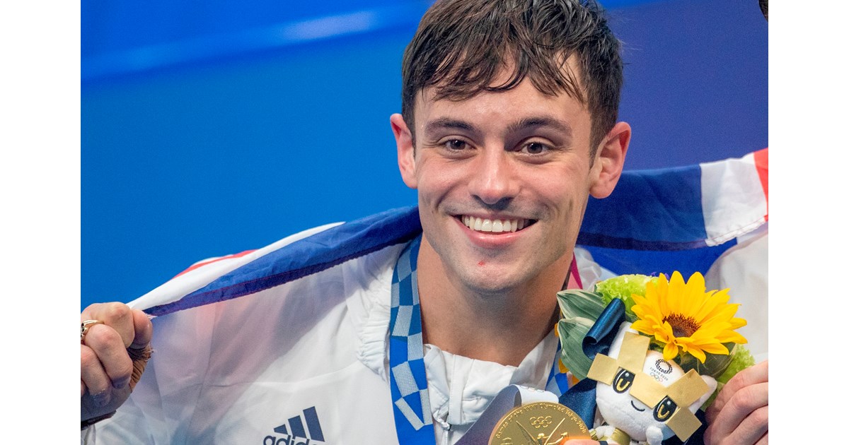 Tom Daley | Ο βρετανός Ολυμπιονίκης που έγινε viral επειδή έπλεκε στις ...