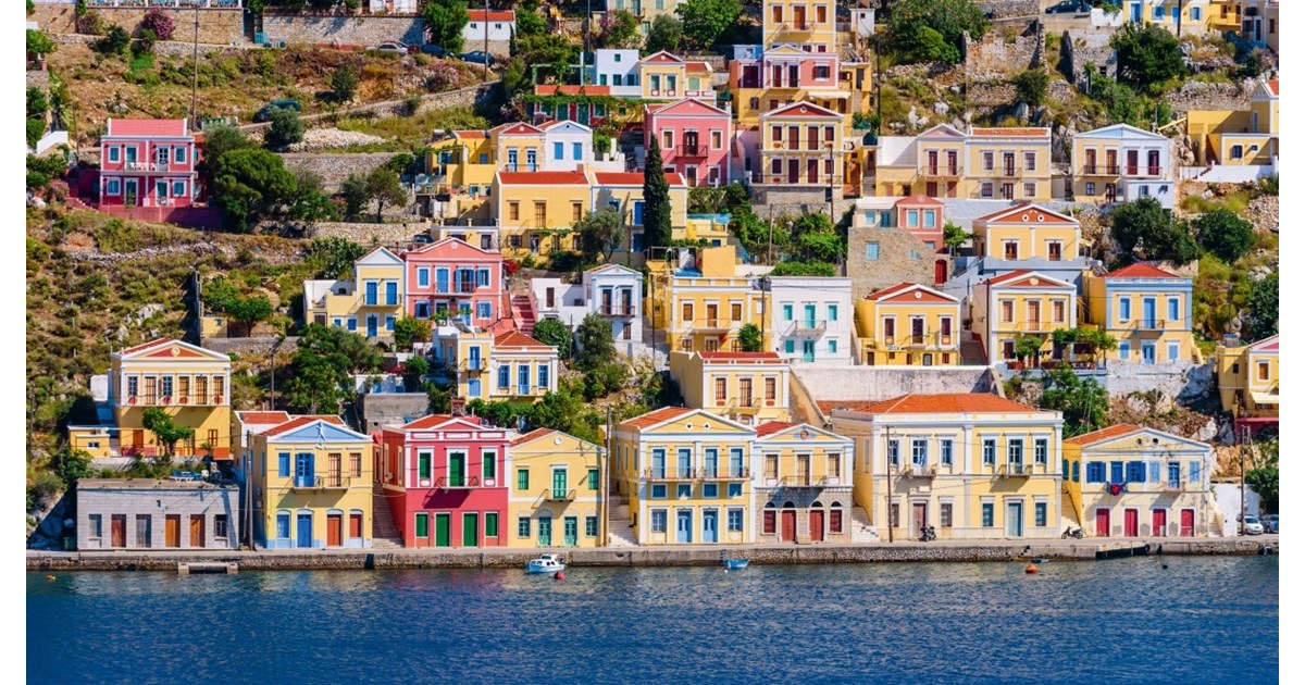 Σύμη | Αρχιτεκτονική που αποπνέει αστική πολυτέλεια και αίγλη