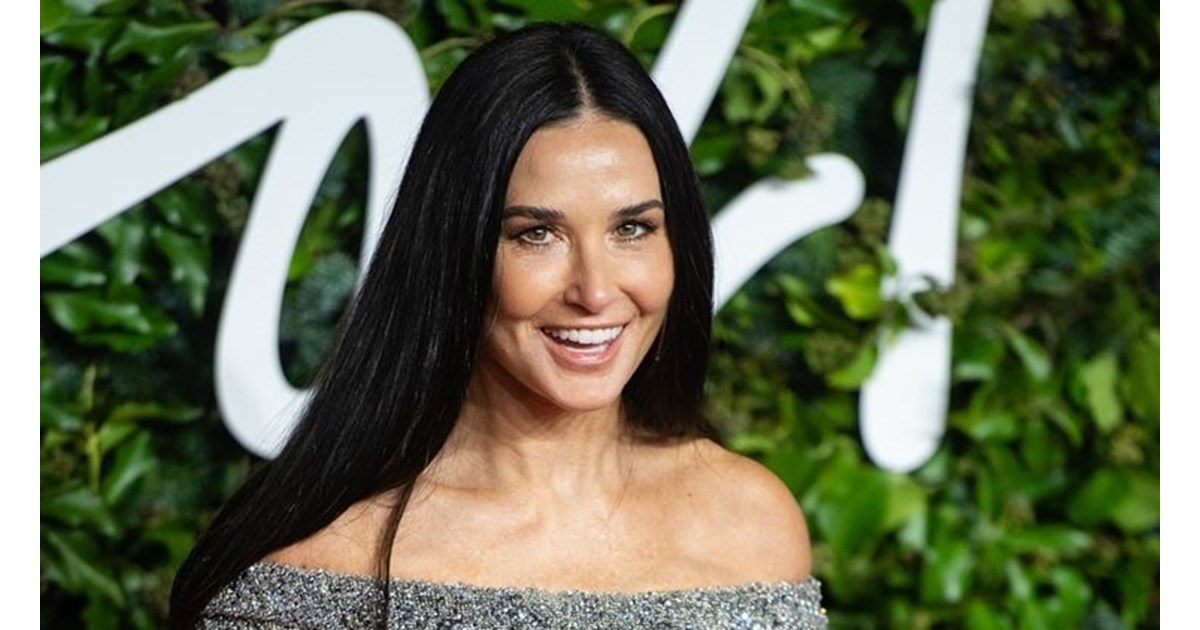 Demi Moore | Ντυμένη στα ροζ γιόρτασε παρέα με τις κόρες της