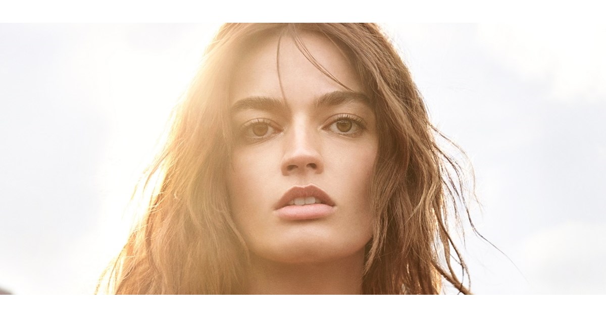Η Emma Mackey είναι η νέα θεά του οίκου Burberry