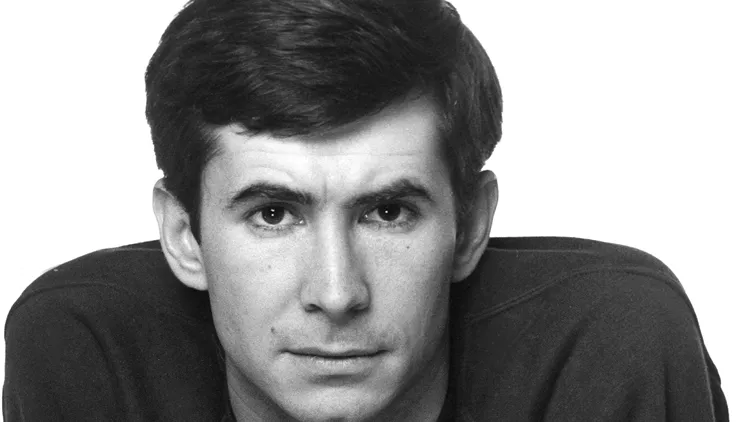 Anthony Perkins | Η κακοποίηση από τη μητέρα του, τα δύσκολα εφηβικά ...